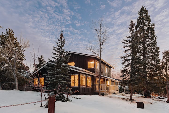 5 Min To Slopes! Mtn Views! Pool Table, Hot Tub - Big Bear Lake, CA