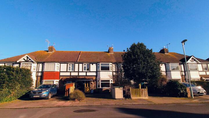Family Home With Sunny Garden And Free Parking - 스테이닝