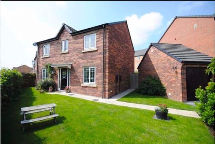 Gorgeous 4 Bed House By St. Aidan's Rsbp Reserve - The Mend-A-Hose Jungle