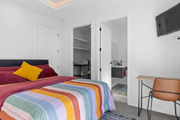 Guest Room With Private Shower, Toilet & Entrance. - Blenheim
