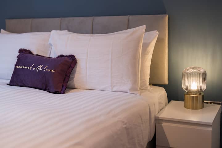 Balcony | Parking | City Centre Sleeps 6 - Wolverhampton