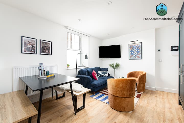 Chic-5bed-5bath-freeparking-by Fabaccommodation - Bristol