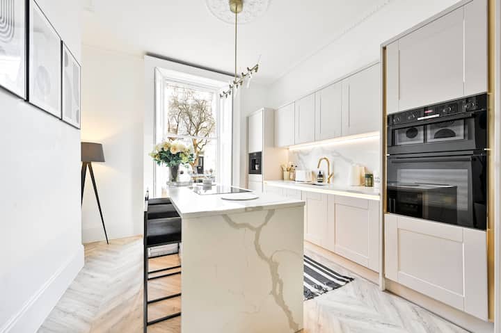 Elegant Chelsea House W/primary Suite - 첼시