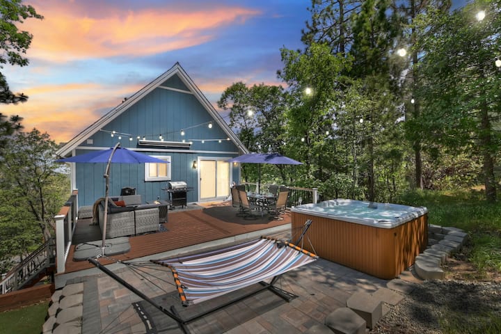 Scenic Mountain Escape | Hot Tub & Outdoor Movies - Lake Arrowhead, CA