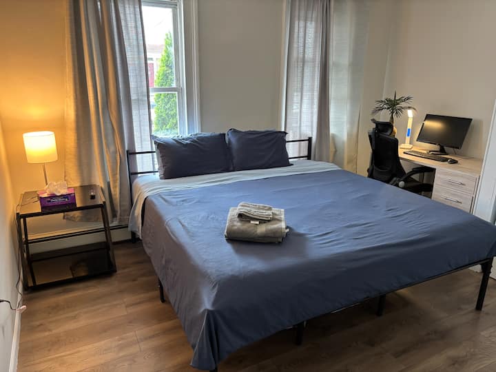 King Bed  |  Pacman  |  Full Kitchen  |  Cafe - Elizabeth, NJ