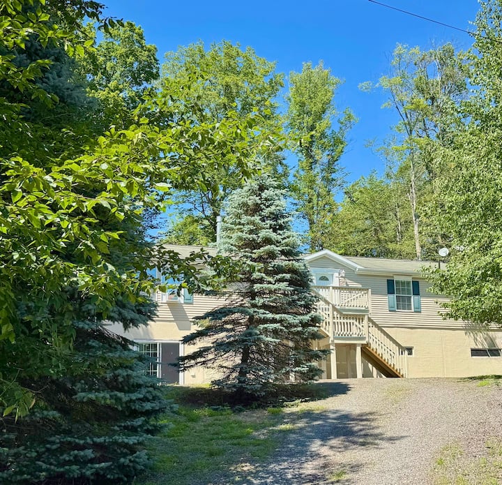 Poconos Retreat: Pools, Sauna, Lake & Outdoor Fun - Lake Wallenpaupack, PA