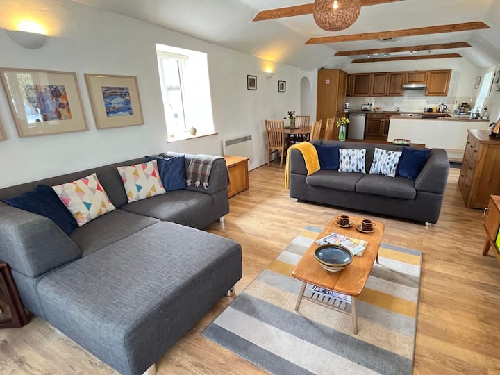 Converted Barn, Rural Location, Near Coast, Parking & Dog Friendly - Hayle