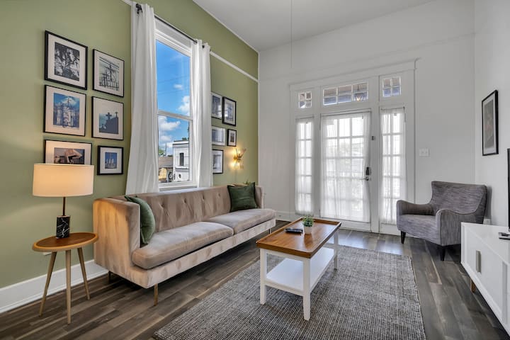 Walk To Shops & Restaurants | 3 Br Magazine St Apt - New Orleans, LA