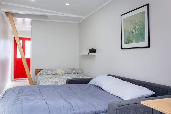 A Unique Lakeside Stay With Deck & Loft Space - Whanganui