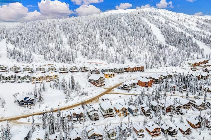 Prime Snowpines Chalet - Ski In/out 2bd/2ba - Canada