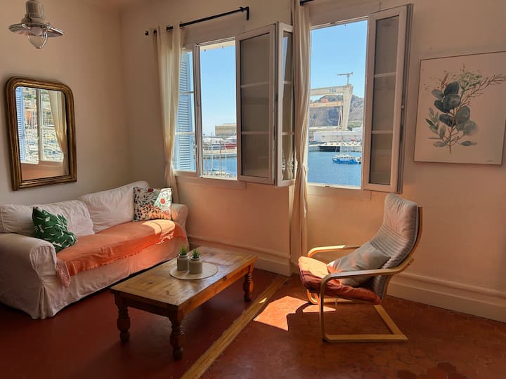 Spacious 2-bedroom Flat, Port View, Free Parking - La Ciotat