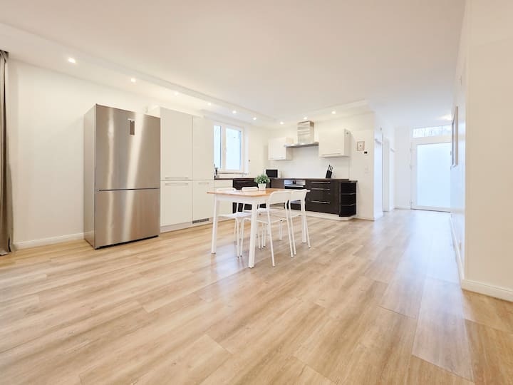 Raj Living - 6 Room House - Parking - Garden - Düsseldorf