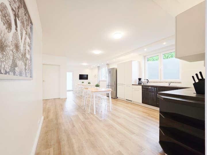 Raj Living - 6 Room House - Parking - Garden - Düsseldorf