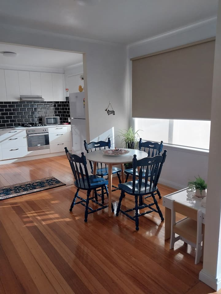 Geelong Worker, Sports & Near Spirit Of Tasmania - 절롱