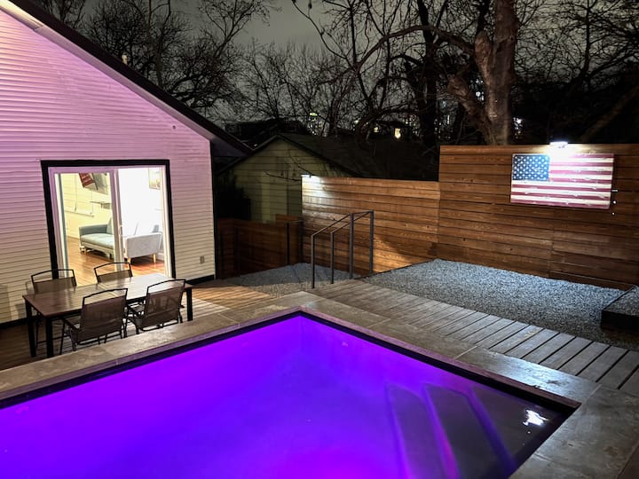 Vintage Bungalow With Massive Private Hot Tub! - Austin, TX