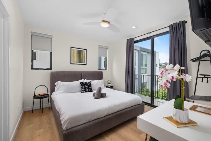 5 Min To Airport & Beach | King Bed, Ev Charger - San Diego, CA