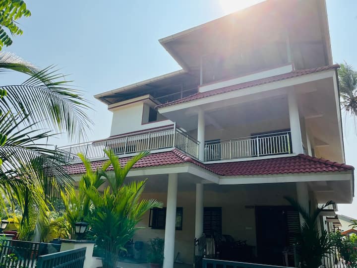 Tauro's Haven Homestay - Charming 3bhk, 4bath Home - 芒格洛爾