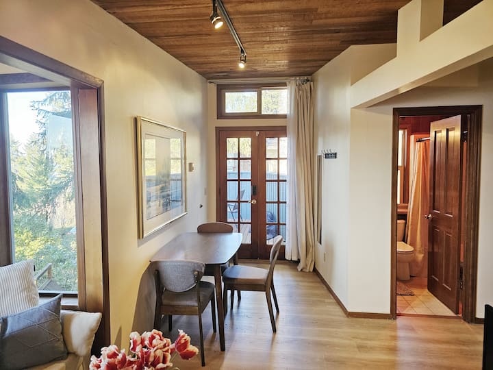 Private & Serene 2br W/ Amazing Lake Views - ベルビュー, WA
