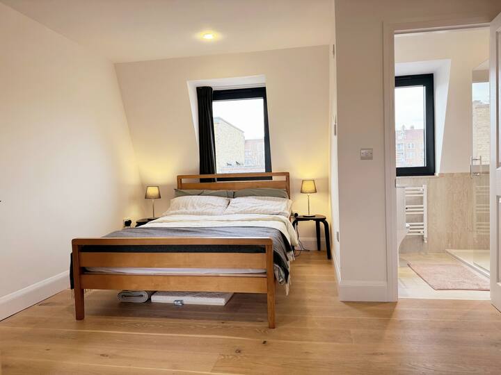 Spacious Top Floor En-suite Room - London