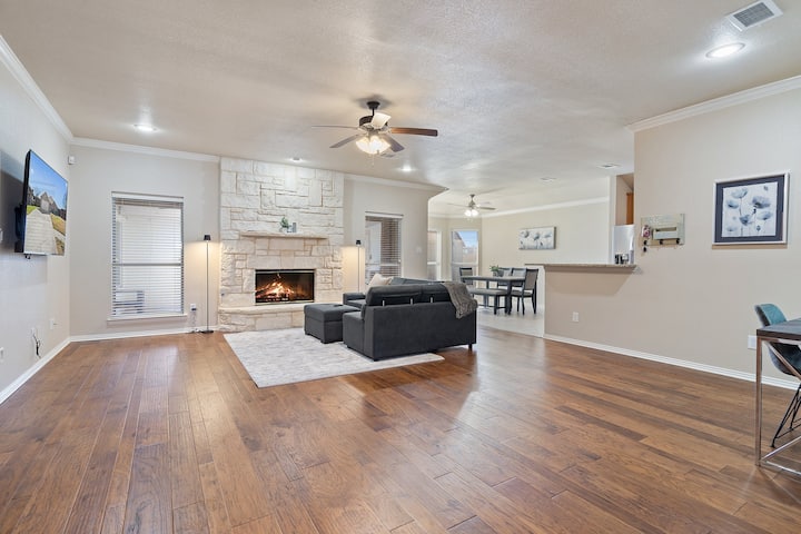 Expansive 4br • Yard, Sunroom & Garage, Pets & Fun - Irving
