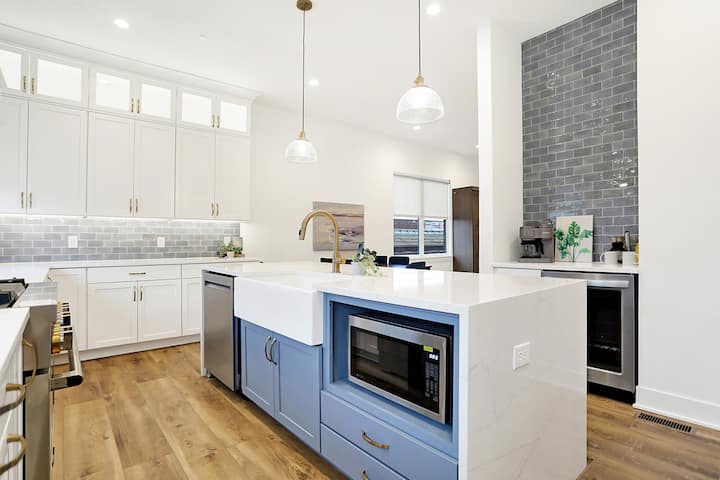 Spacious Soho-style Townhouse-family Friendly - Indianapolis, IN