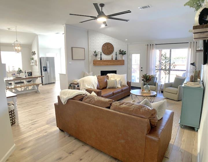 Stylish Family Retreat / Hot Tub / Game Kids Room - Allen, TX