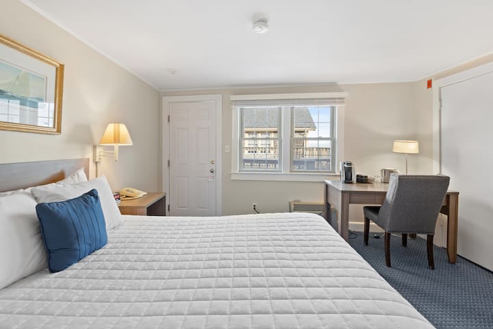 Queen Room With Ocean Views & Vibrant Atmosphere - Woods Hole, MA