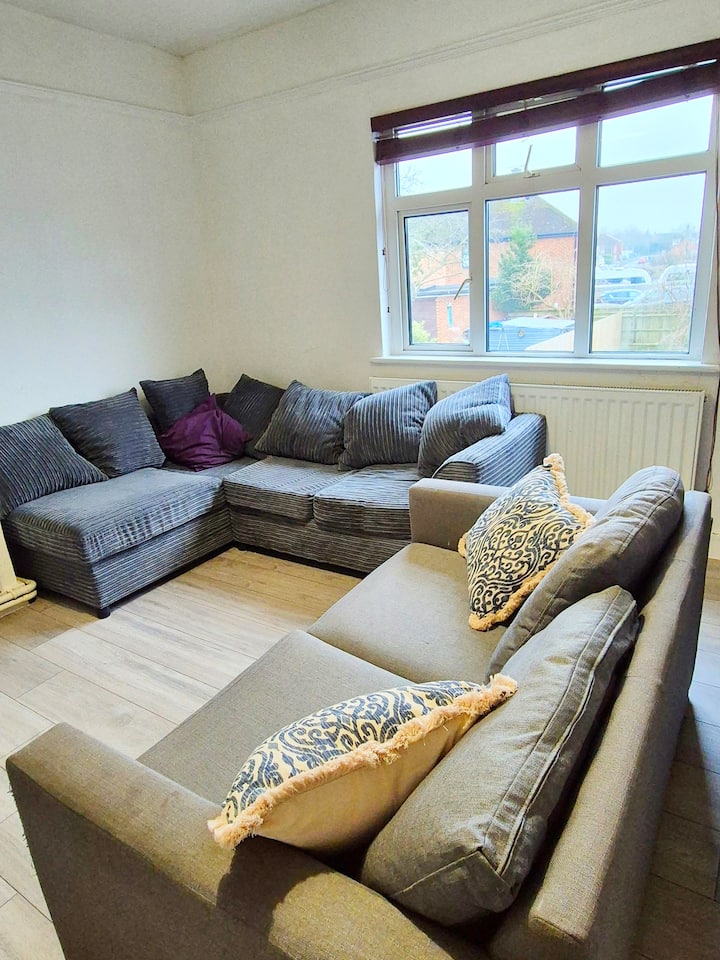 Spacious Flat Near Train Station - By Shirestays - Bicester