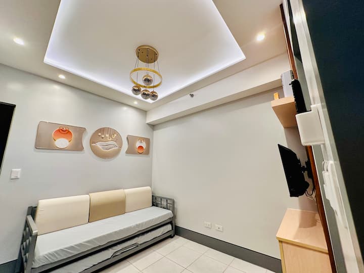 Cozy 2-br W/ Pool Access & Free 1car Parking - Quezon City