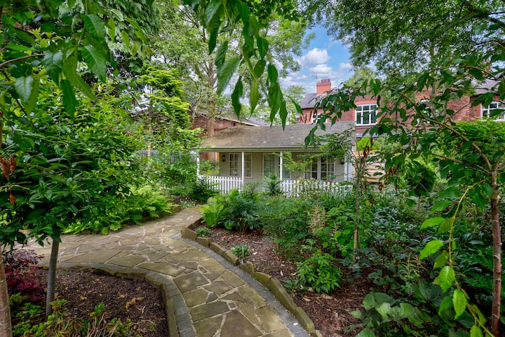 Garden Lodge In Hidden City Oasis | Pass The Keys - Manchester