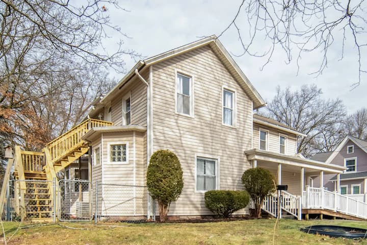 5br Family Retreat • Sleeps 16 • Pet-friendly - Hudson, OH