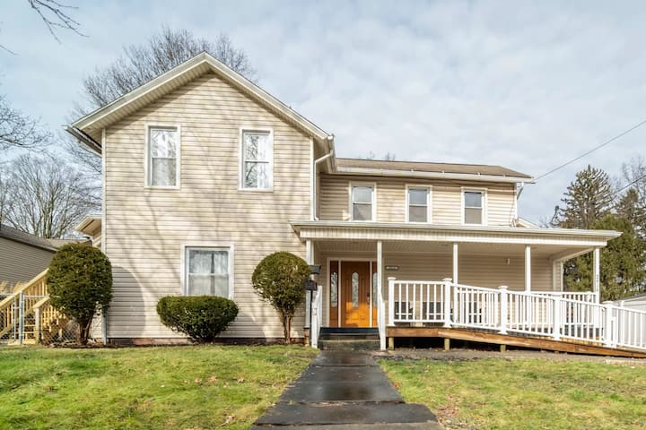 Cozy 5br Family Retreat Sleeps 16 Pet-friendly - Akron, OH