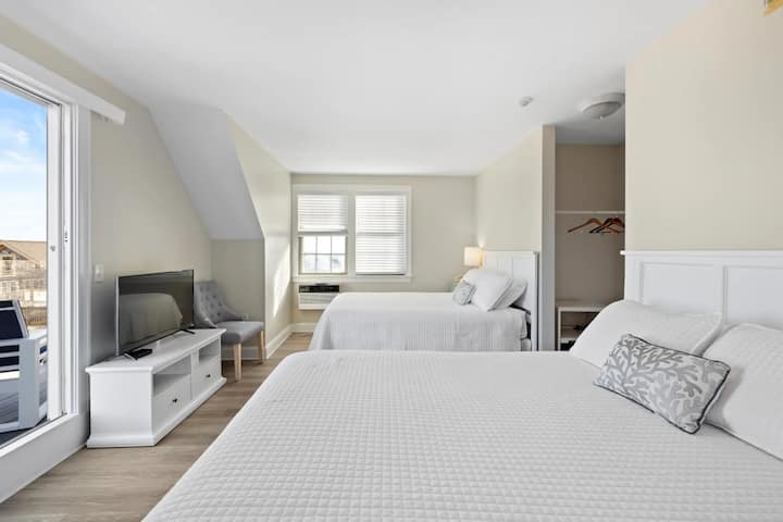 Queen Suite W/ Deck & Stunning Ocean Views - Falmouth, MA