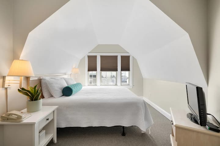 2-bedroom Suite W/ Deck & Spectacular Ocean Views - Falmouth, MA