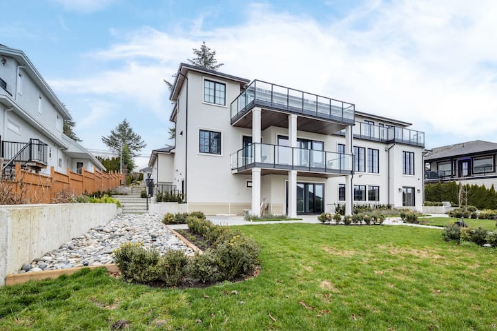 Brand New Luxury Suite  In Fleetwood  | King Bed - Surrey