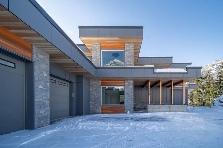 7br Spacious Home| Private Hot Tub/2 Living Spaces - British Columbia