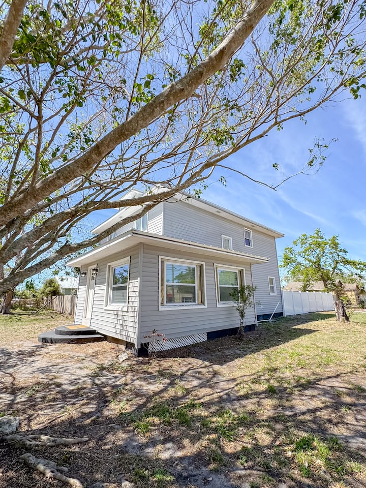 Updated Big House/ Yard  Sleeps 11  Beaches  Park - Ellenton, FL