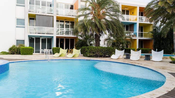 Modern Ground Level, 4 Br Condo - アルバ