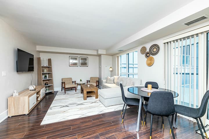 Elegant & Stylish Charming Condo With Gym And Pool - Scotiabank Arena