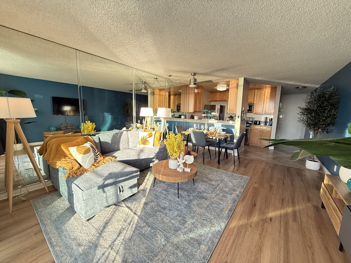 Soak Beachside Getaway W/ Balcony, Pool, & Parking - Redondo Beach, CA