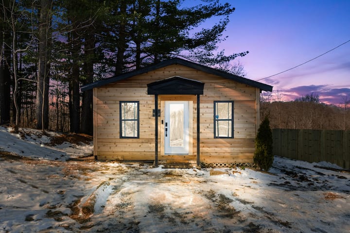 Pine Hills Cottage + Hot Tub I Fire Pit - Logan, OH