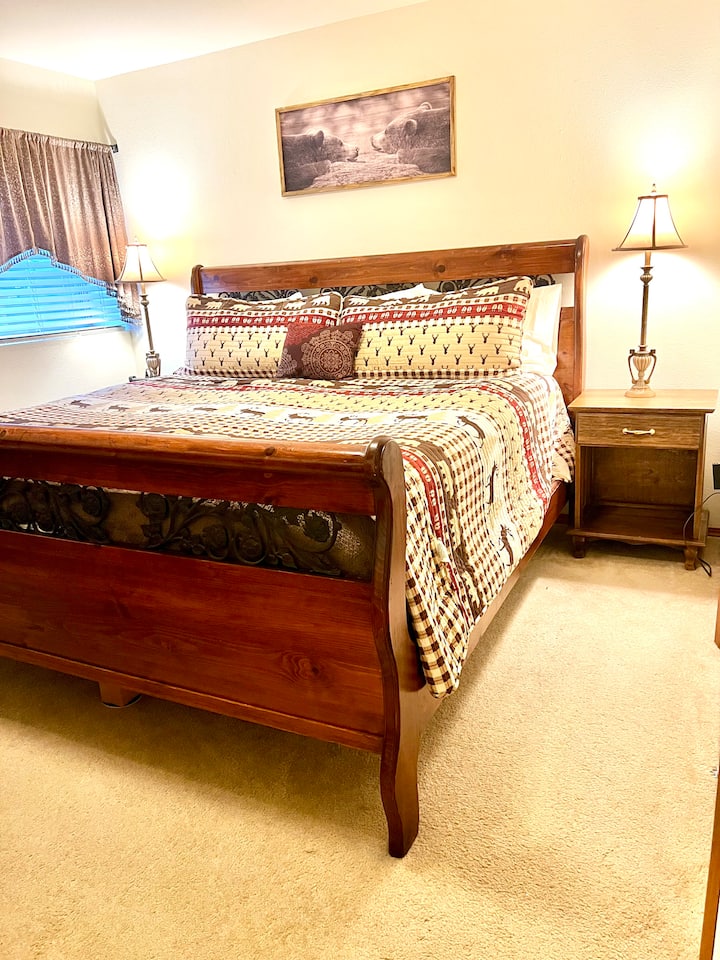 Peace, Privacy, Perfection! Hot Tub, Kitchenette - Colorado Springs, CO