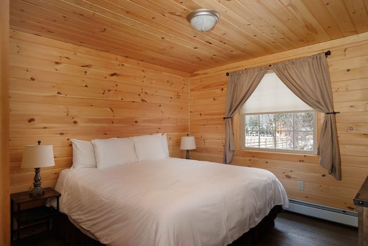 Cedar: Cozy Log Cabin Lodge - Littleton, NH