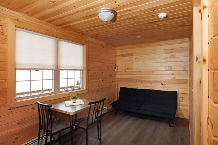 Cedar: Cozy Log Cabin Lodge - Bethlehem, NH