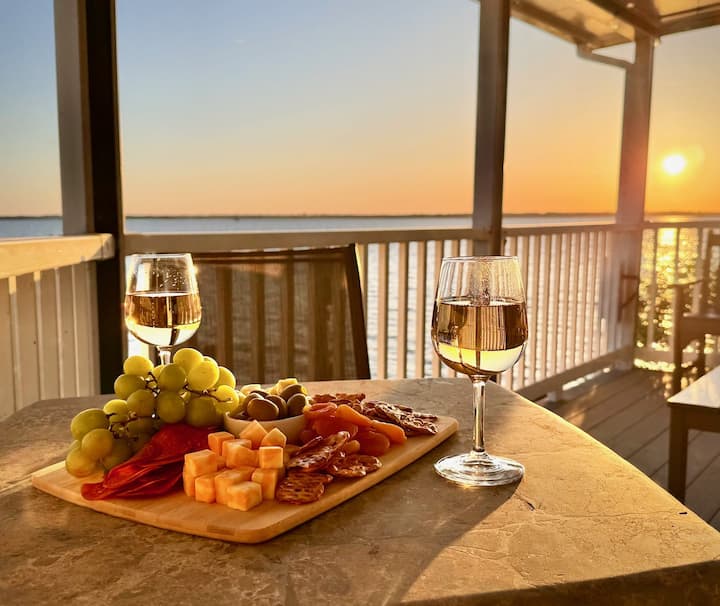 Amazing Sunsets!  Waterfront Cottage!pet Friendly! - Virginia Beach, VA