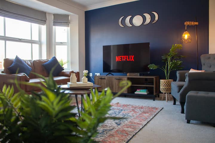 4 Bedroom House - Sleeps 8 - Parking - Devizes - Devizes