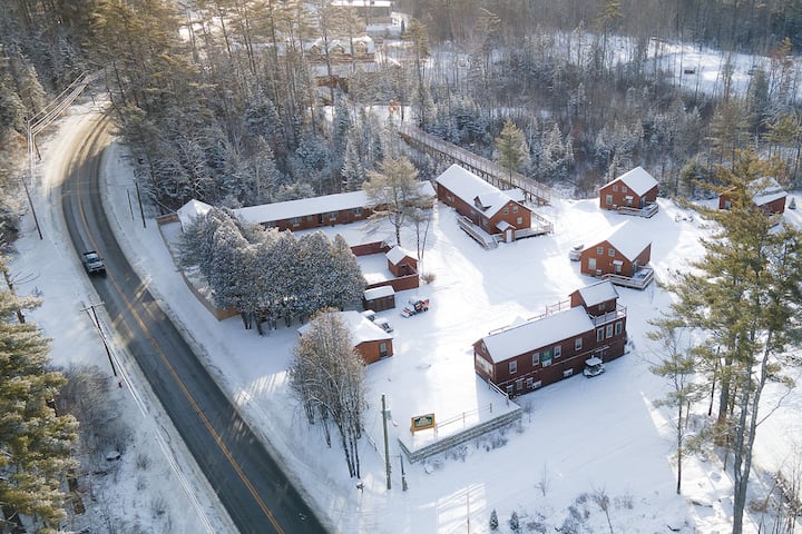 Cedar Select – Cozy 2-story Log Cabin Townhouse - Littleton, NH