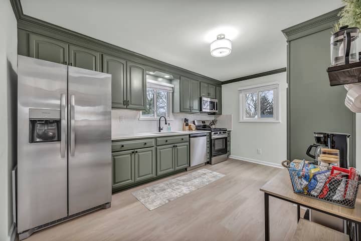 Game Room * Firepit - Renovated 4br Retreat W/ Bar - Berea, OH