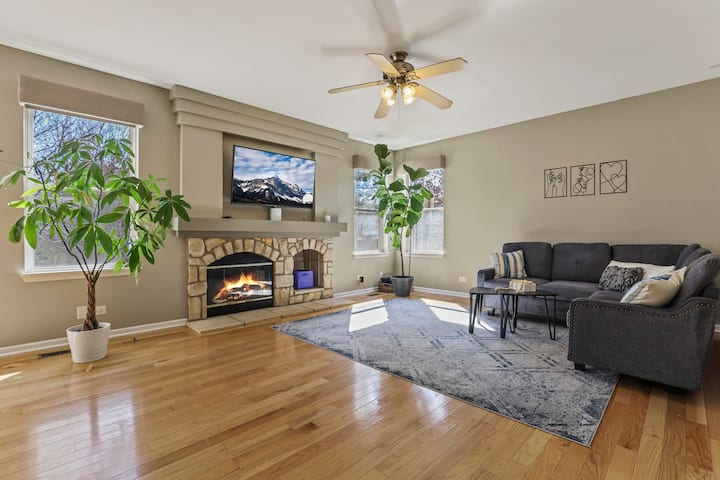 Cloud 9: 4br, Fully Fenced, 2 Story - West Chicago, IL