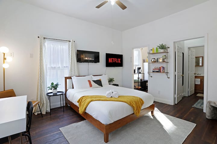 Cozy Upstairs Studio Near Downtown And  The River - Sacramento, CA